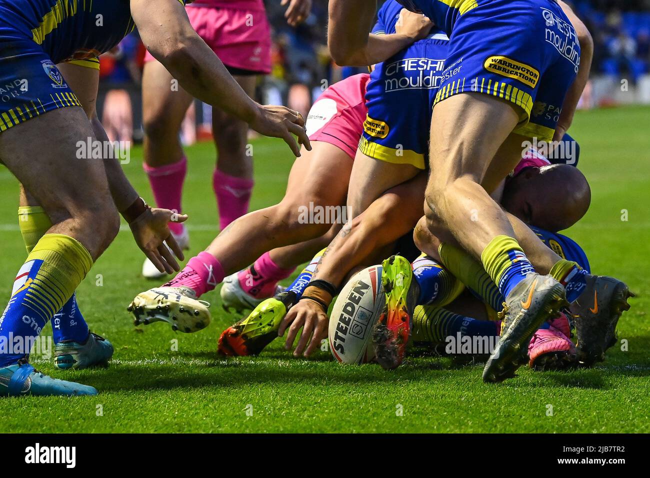 Bodene Thompson #19 of Leeds Rhinos goes over for a try Stock Photo - Alamy