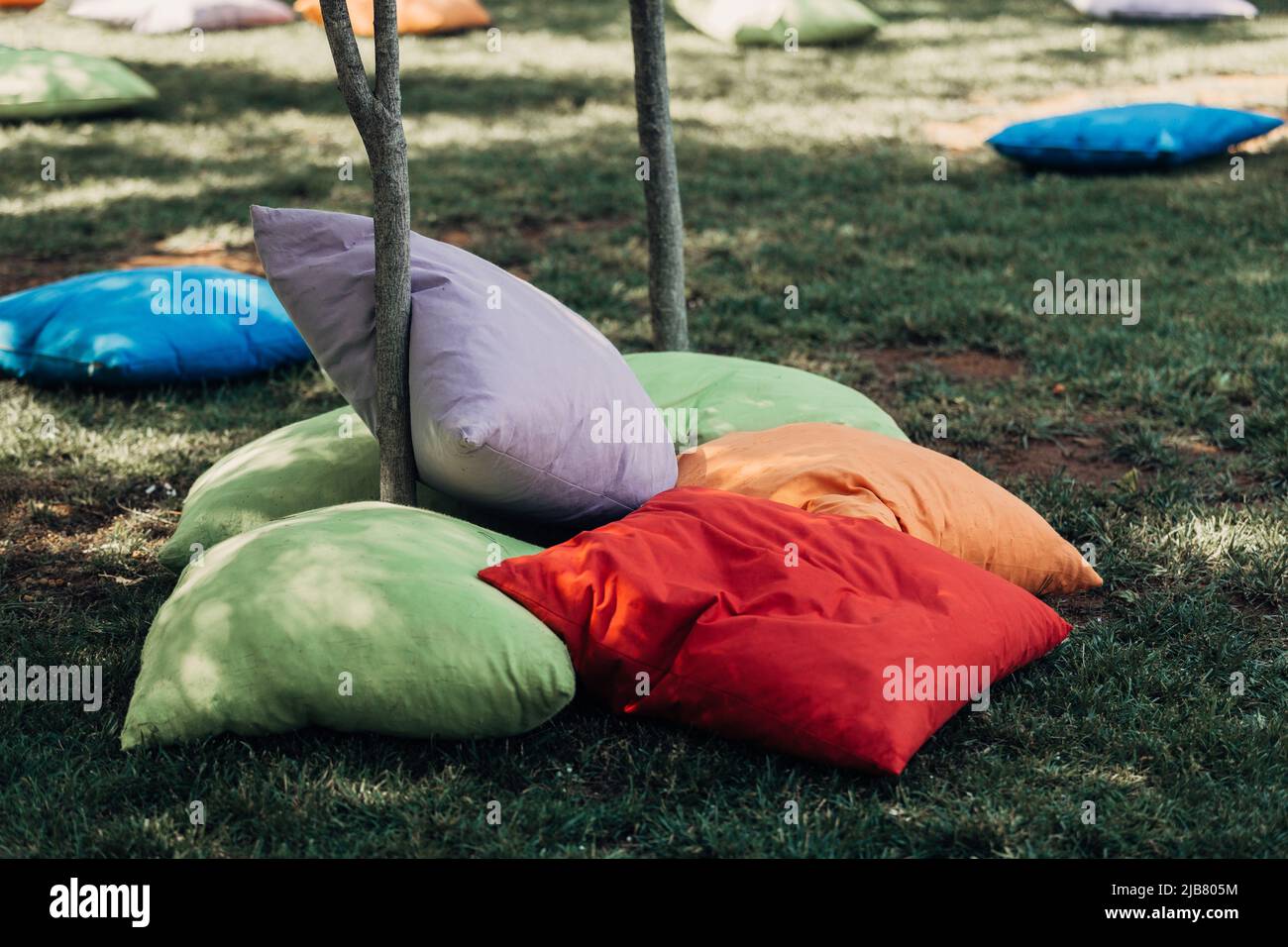 Garden seating under trees hi-res stock photography and images - Alamy