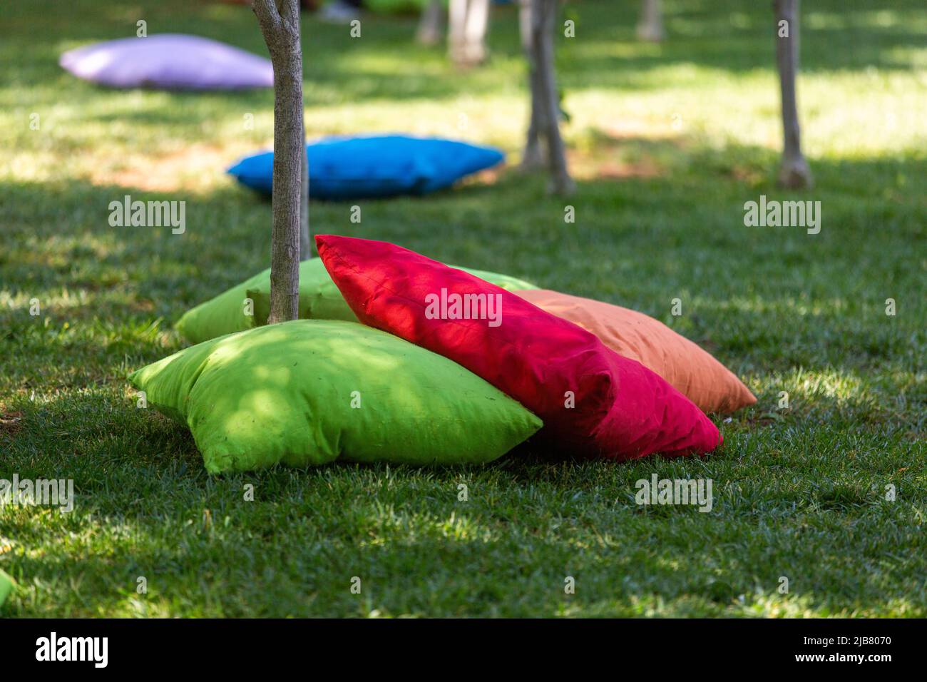Garden seating under trees hi-res stock photography and images - Alamy