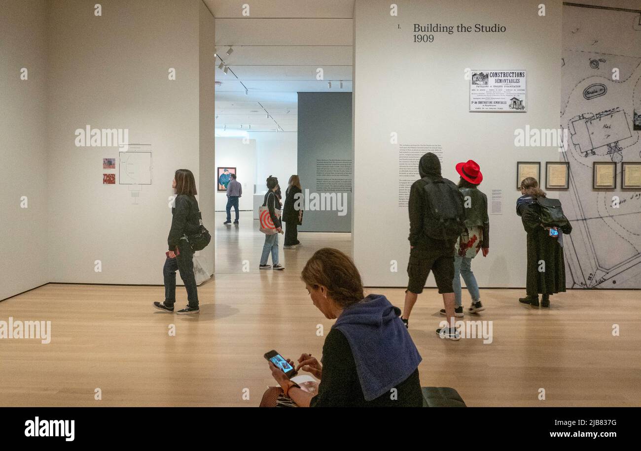 The red studio henri matisse hi-res stock photography and images - Alamy