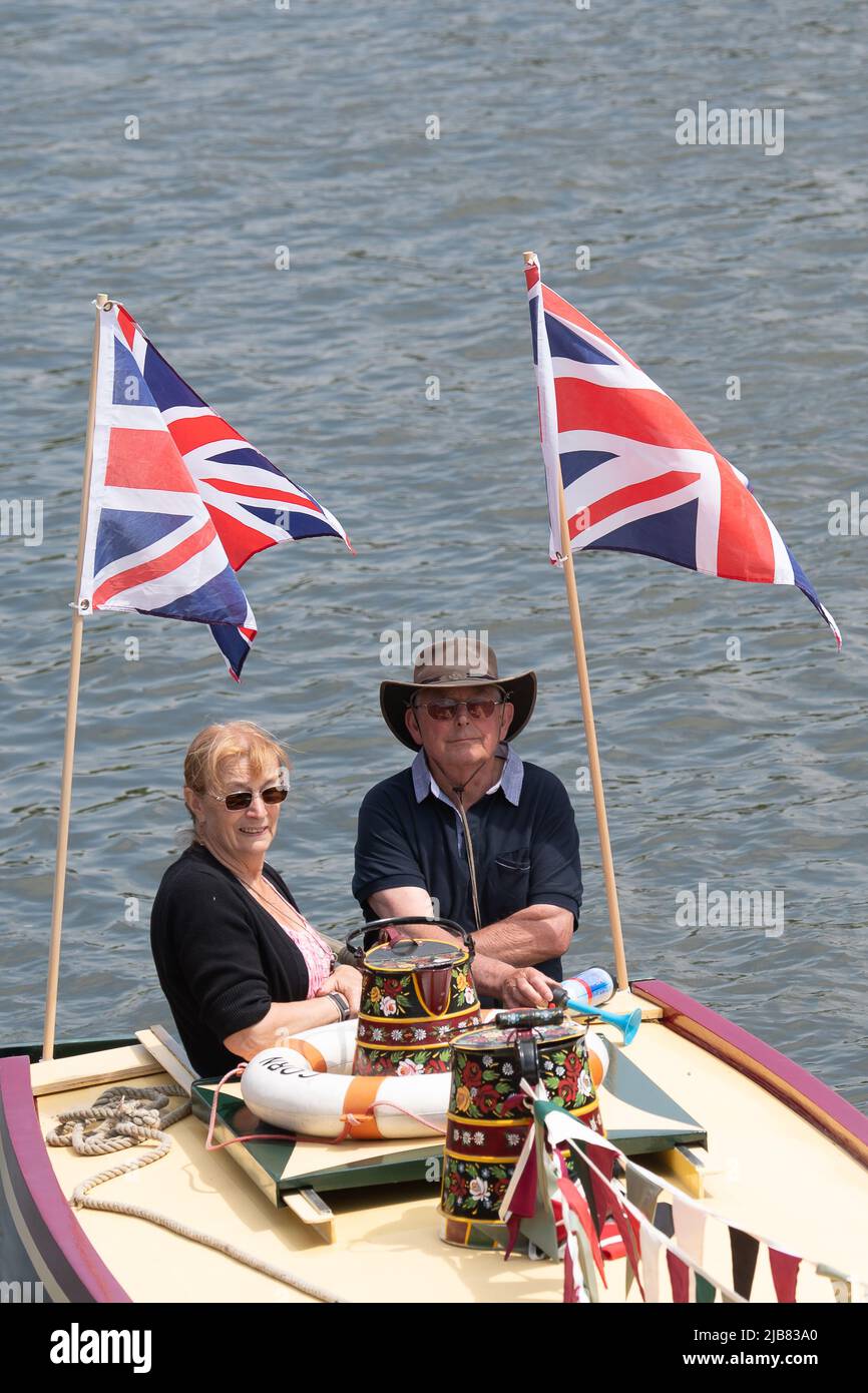 Windsor, Berkshire, UK. 3rd June, 2022. Colourful flags and bunting on ...