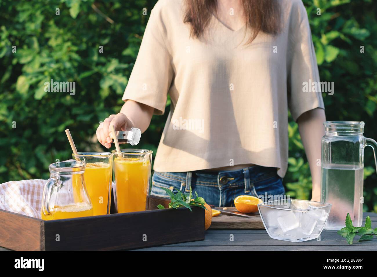 Cocktail girl hi-res stock photography and images - Alamy