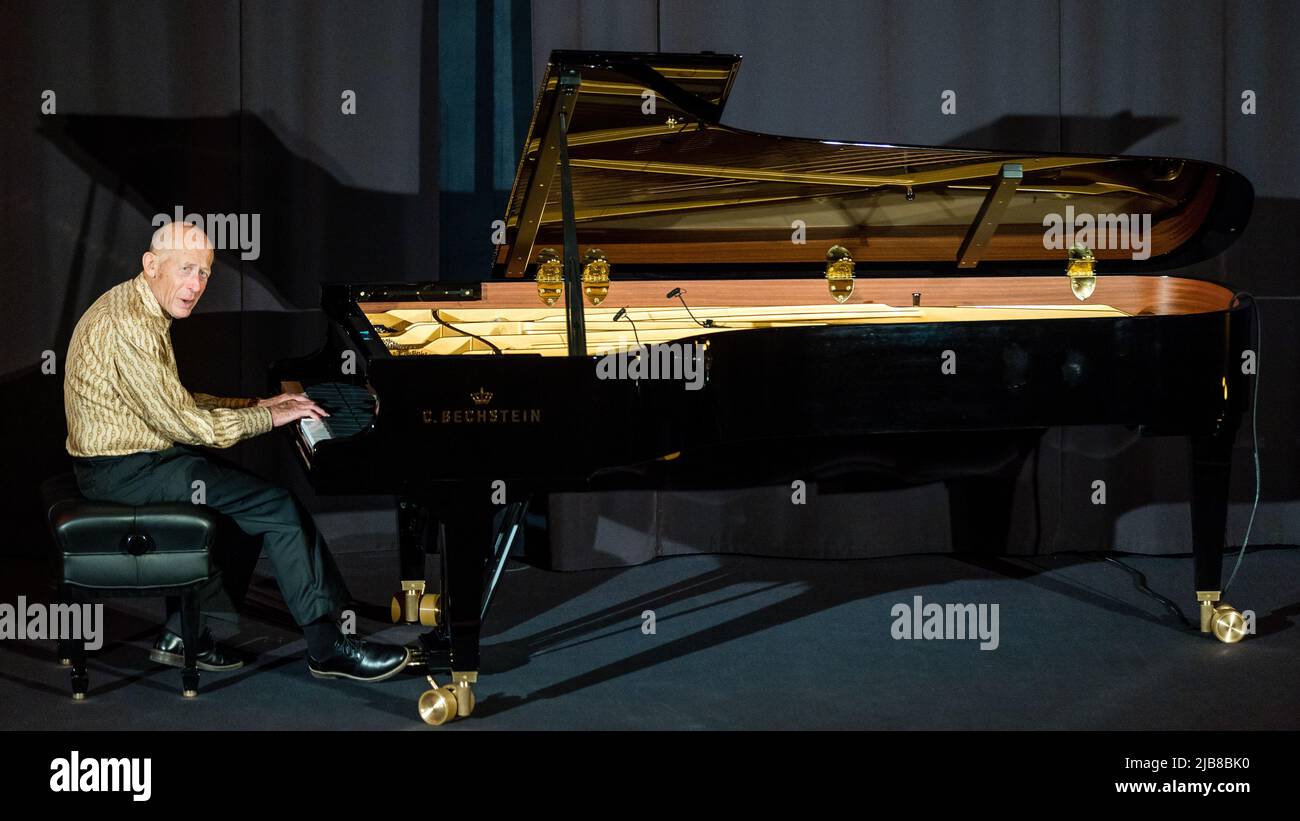 Cottbus, Germany. 03rd June, 2022. David Helfgott plays himself before ...