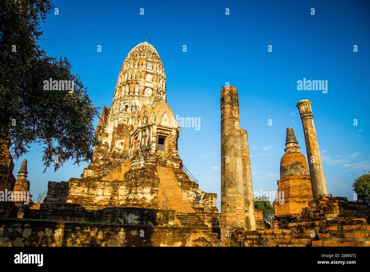 Wat Ratchaburana ruin temple in Ayutthaya Historical Park, Thailand ...