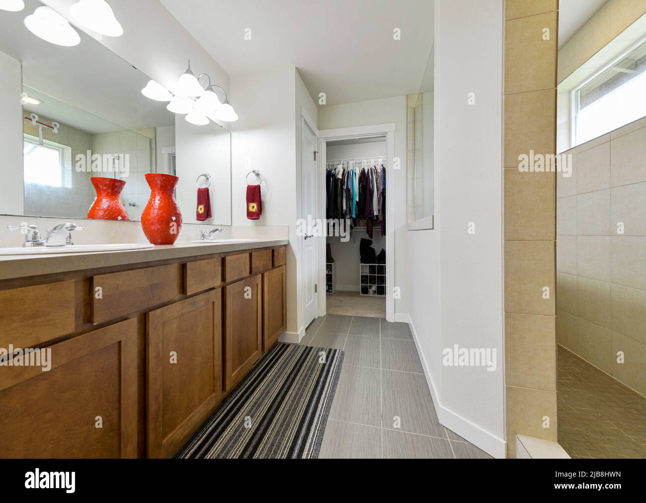 Modern residential bathroom interior Stock Photo - Alamy