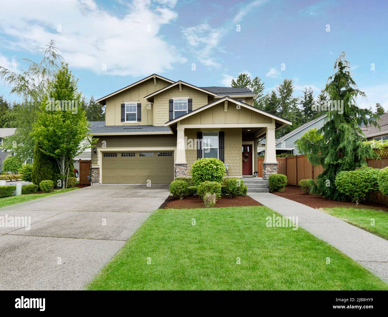 Modern residential front exterior Stock Photo - Alamy