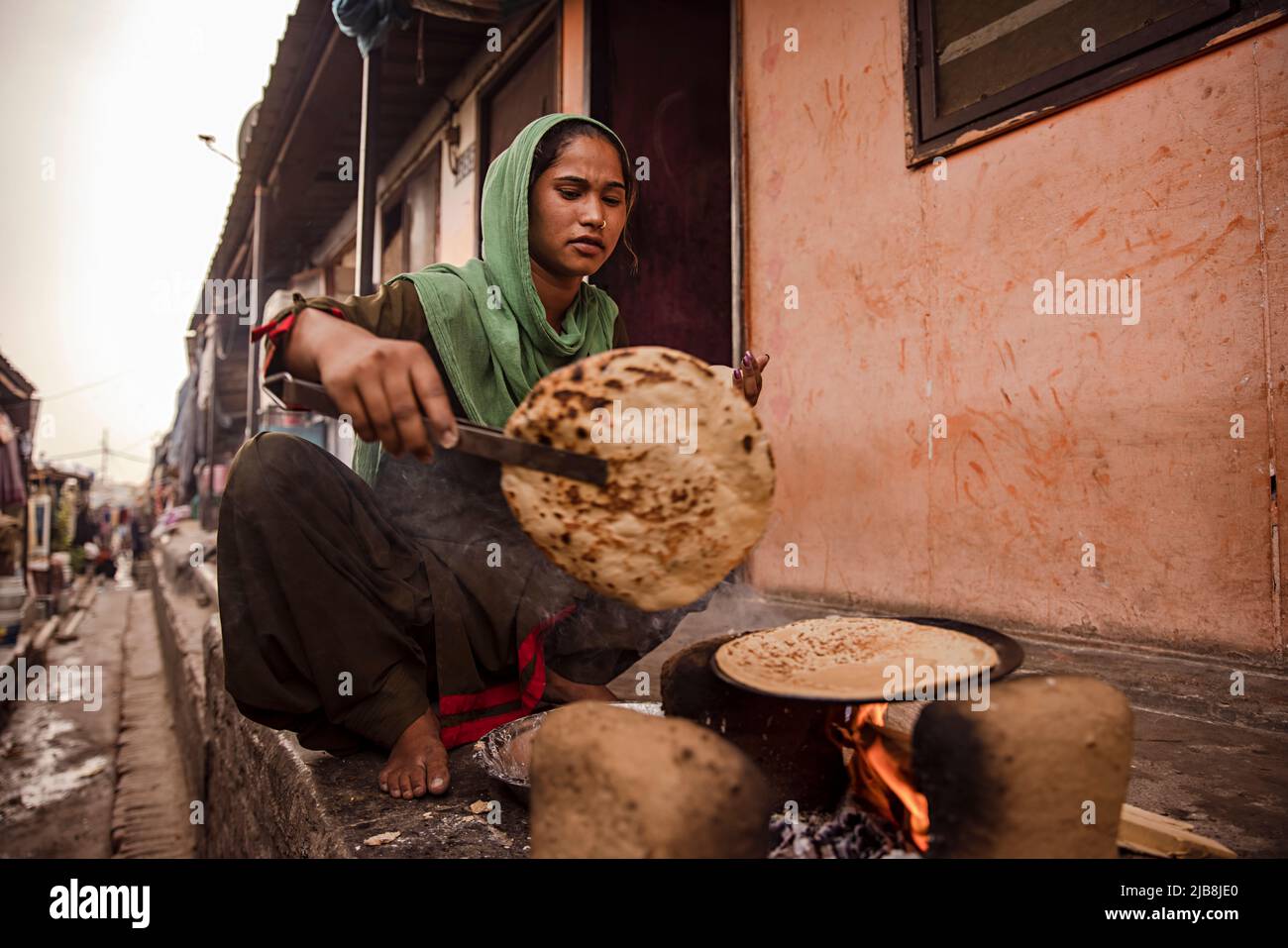 India slum cooking hi-res stock photography and images - Alamy