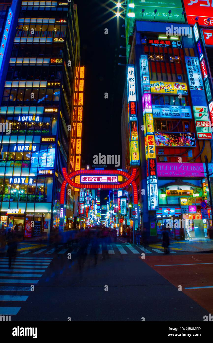 Night time lapse street at the neon town in Kabuki-cho Shinjuku Tokyo ...
