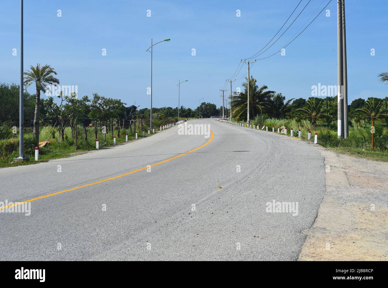 Empty roadway hi-res stock photography and images - Alamy