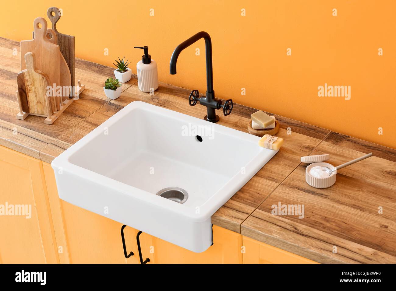 Kitchen cutting boards cleaning hi-res stock photography and images - Alamy