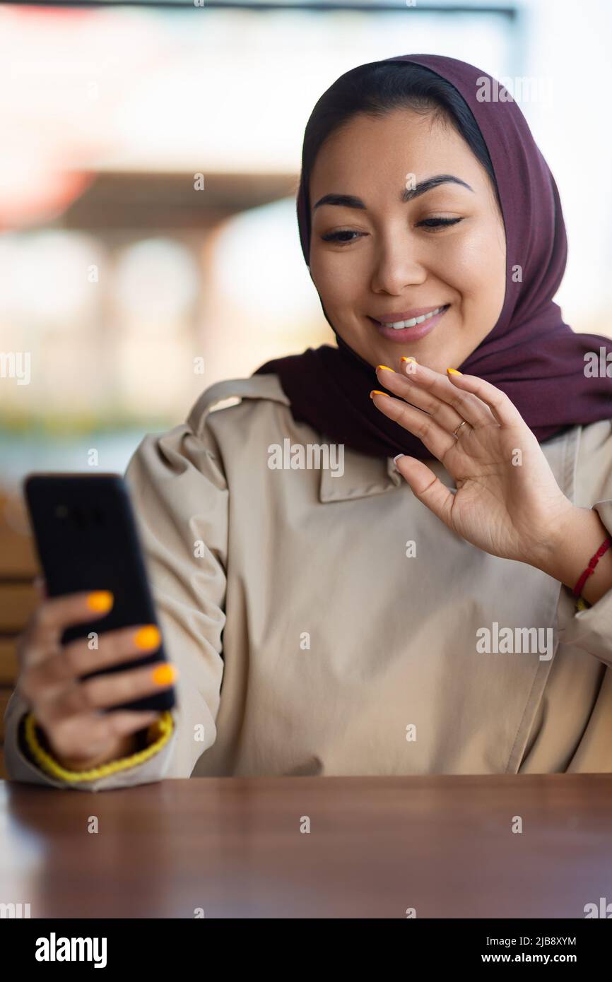 Smiling discreetly hi-res stock photography and images - Alamy