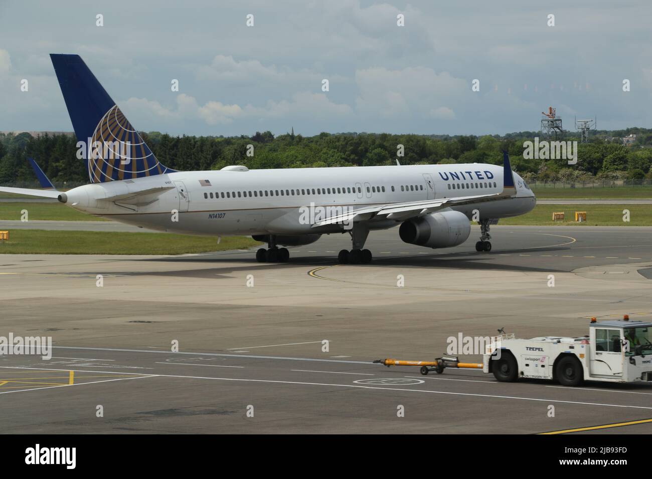 United Airlines 757 on runway at Edinburgh Airport Stock Photo - Alamy