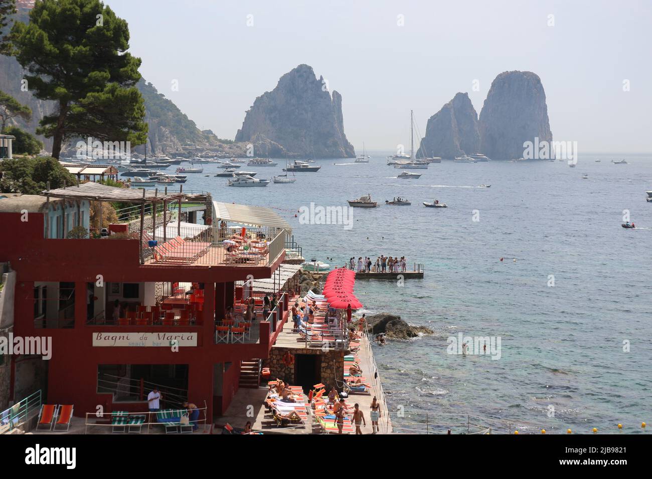 Estate, mare, sole e spiaggia: Capri (Italia), Marina Piccola Stock ...