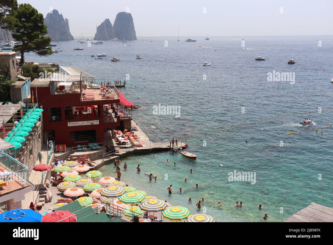 Estate, mare, sole e spiaggia: Capri (Italia), Marina Piccola Stock ...