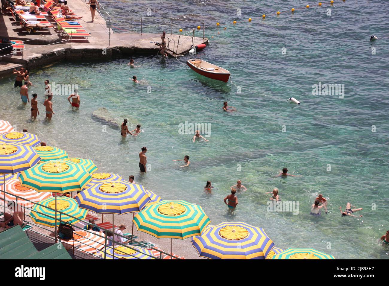 Estate, mare, sole e spiaggia: Capri (Italia), Marina Piccola Stock ...