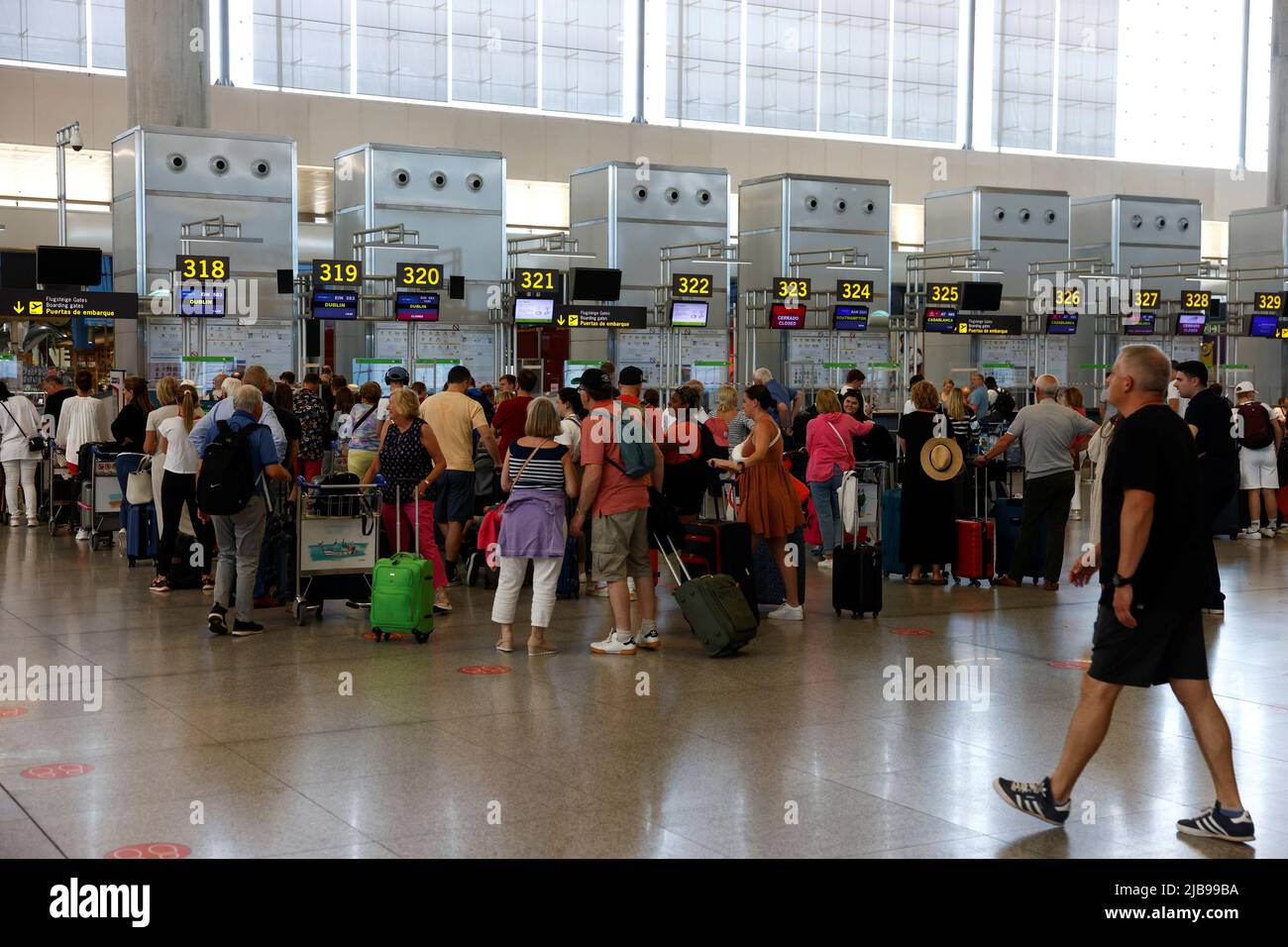 Spain airport queue 2022 hi-res stock photography and images - Alamy