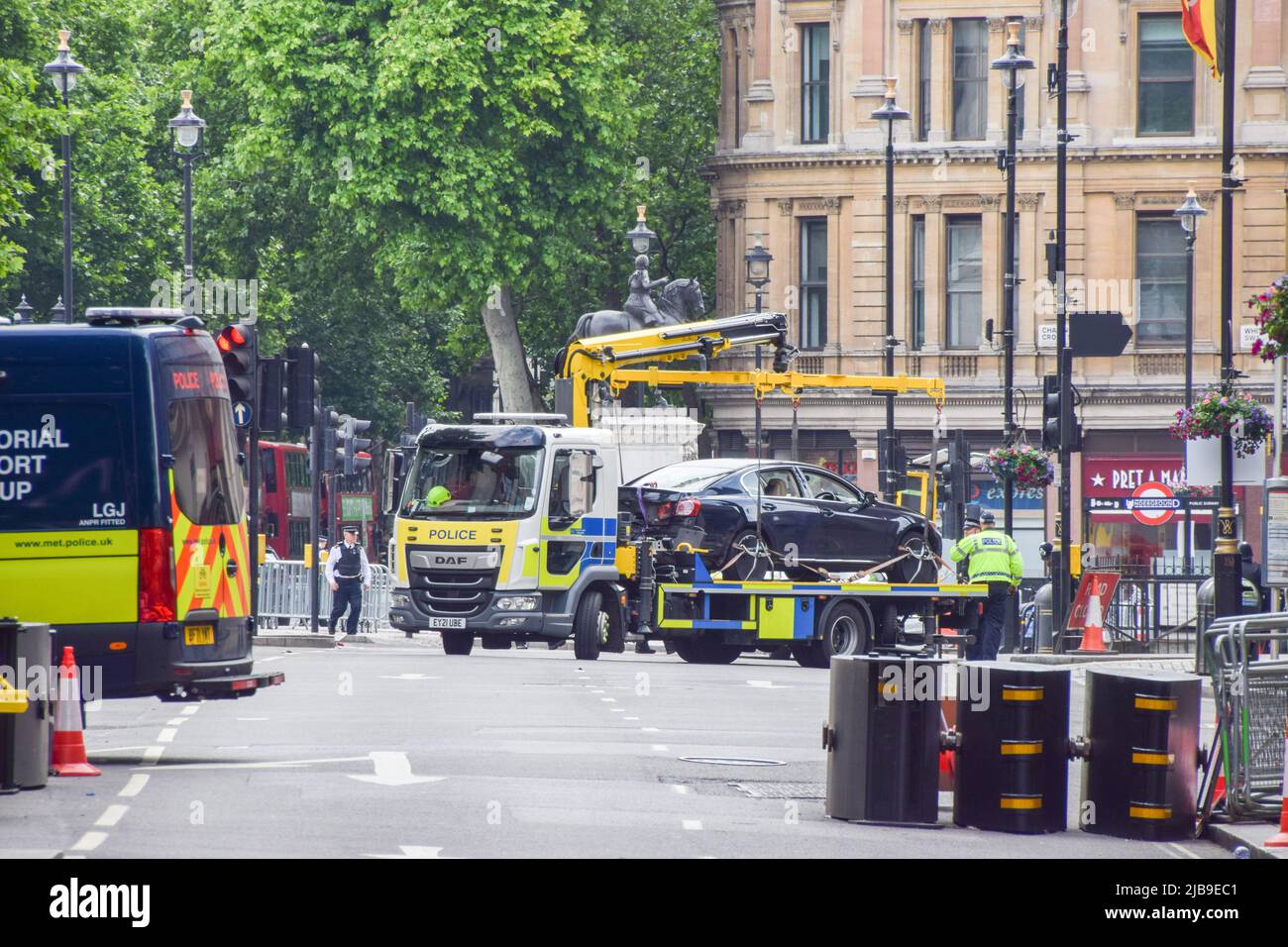 London, UK. 4th June 2022. Police remove a car. Police evacuated and ...
