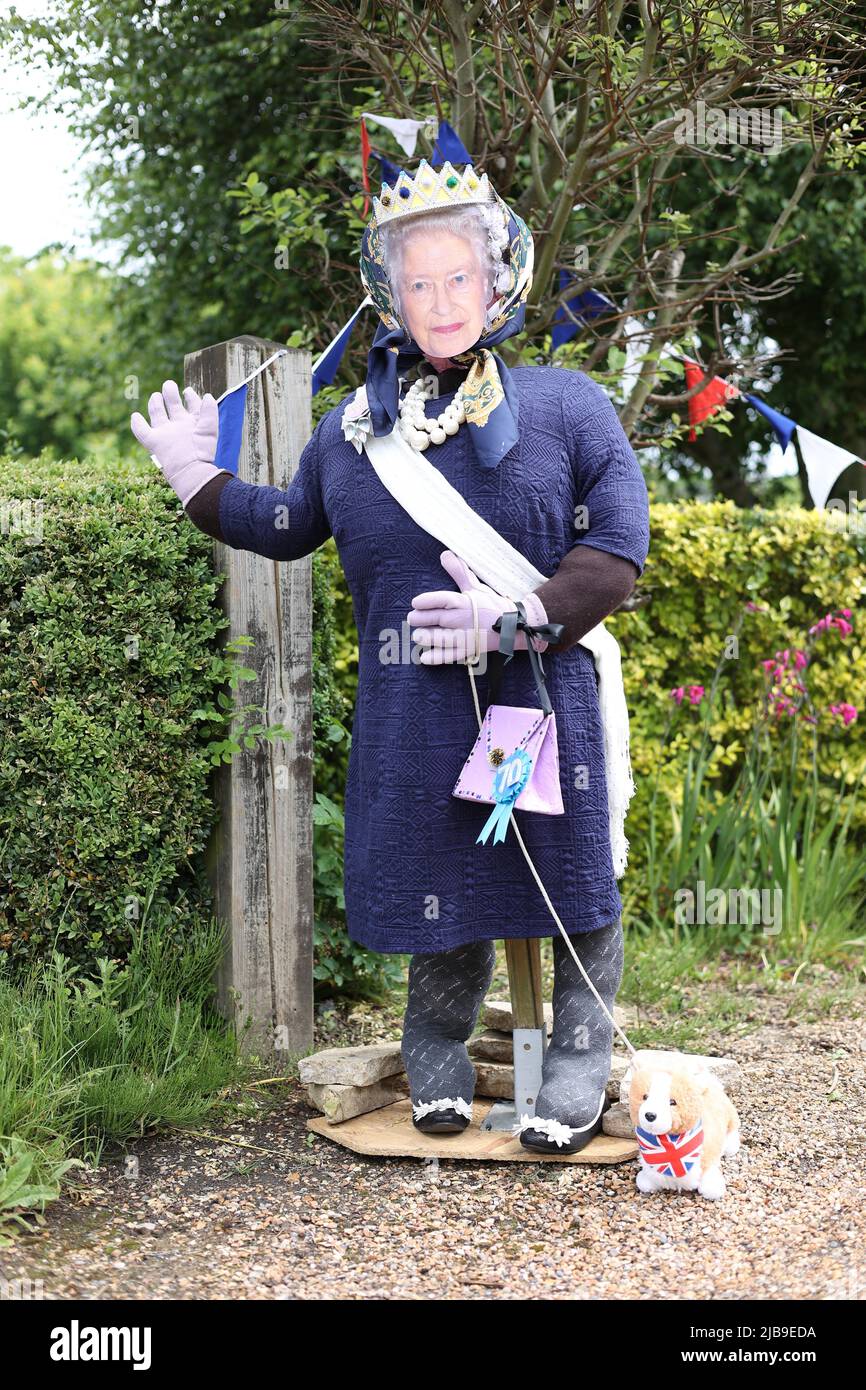 Newick, UK. 4th June, 2022. An effigy of HRH Queen Elizabeth II walking ...
