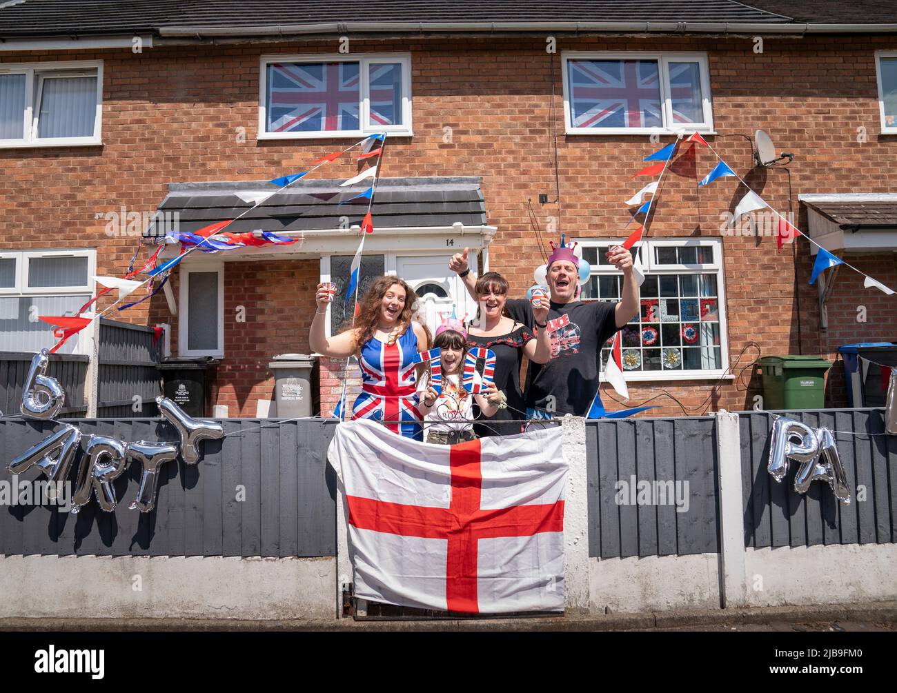 Steve Edge (right) with his wife Lyndsey Edge and two children Jess ...