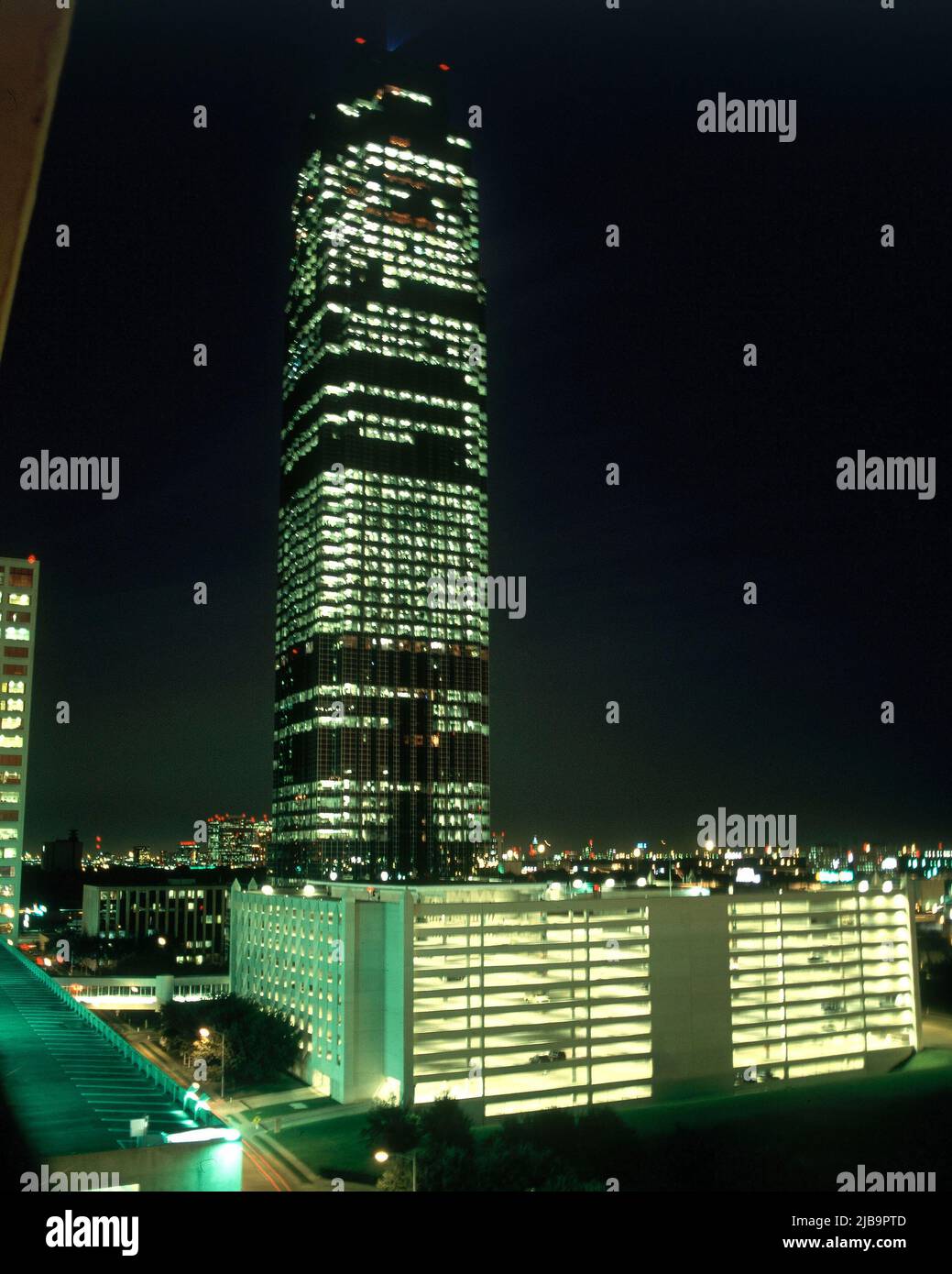 VISTA NOCTURNA DE TRANSCO TOWER 1984- RASCACIELOS DE 275m. Author ...