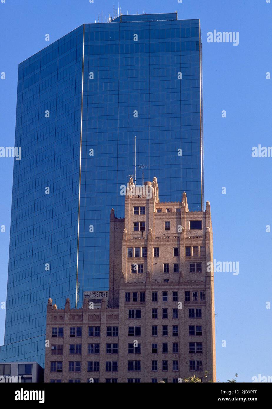 DISTRITO CENTRO- EDIFICIO KIRBY 1914 JUNTO A THANKSGIVING TOWER 1982 ...