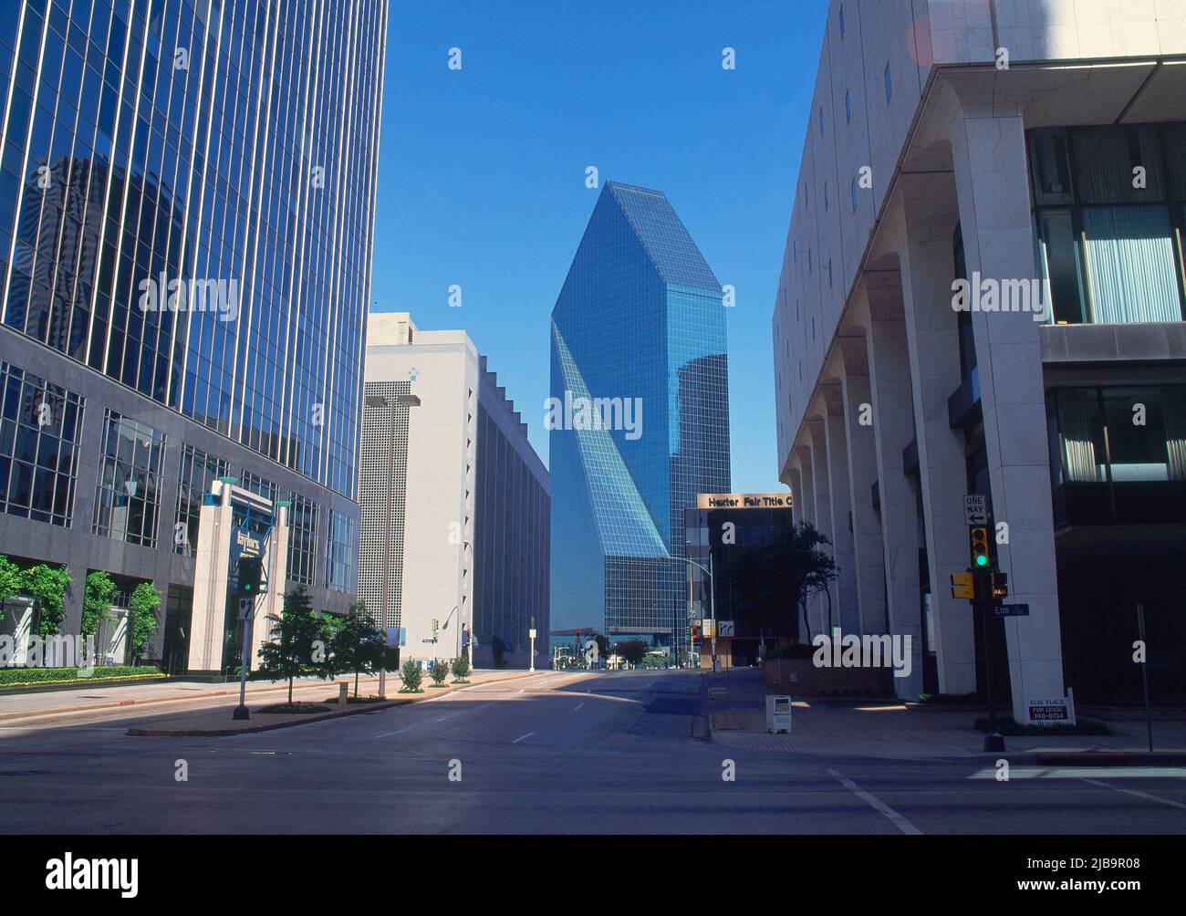 DISTRITO CENTRO-CALLE Y VISTA DEL RASCACIELOS FOUNTAIN PLACE-1985 ...