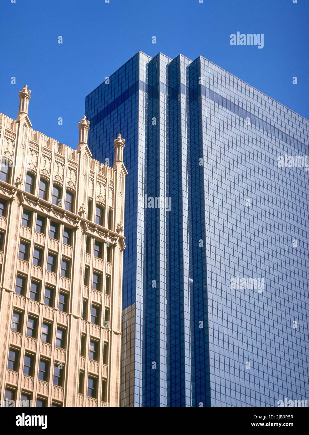 DISTRITO CENTRO- EDIFICIO KIRBY 1914 JUNTO A THANKSGIVING TOWER 1982 ...