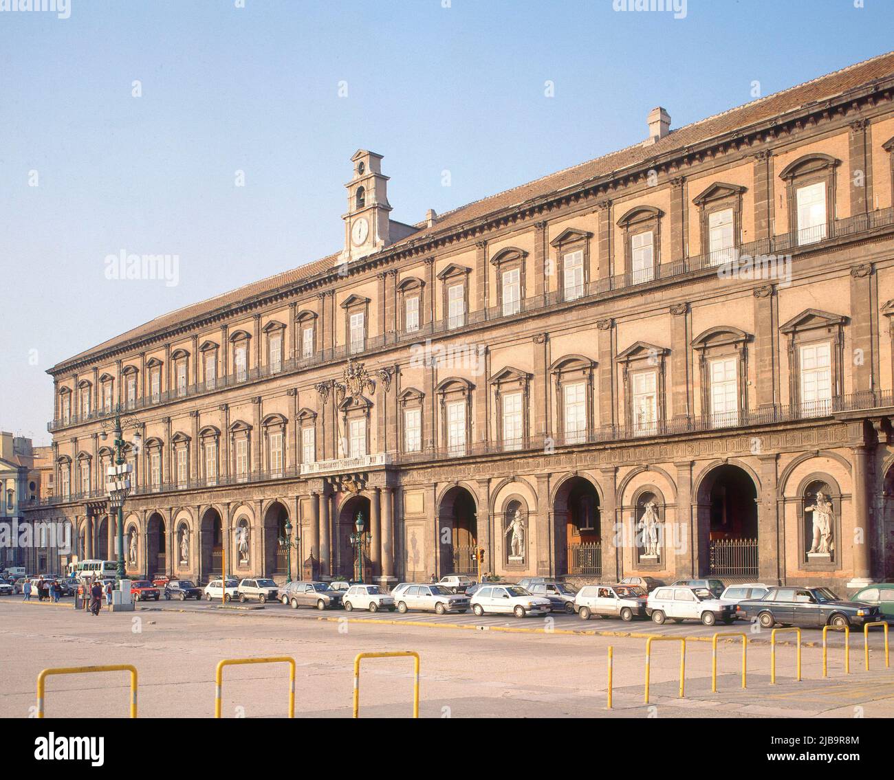 PALAZZO REALE INICIADO EN 1600 POR DOMENICO FONTANA - FACHADA REFORMADA ...