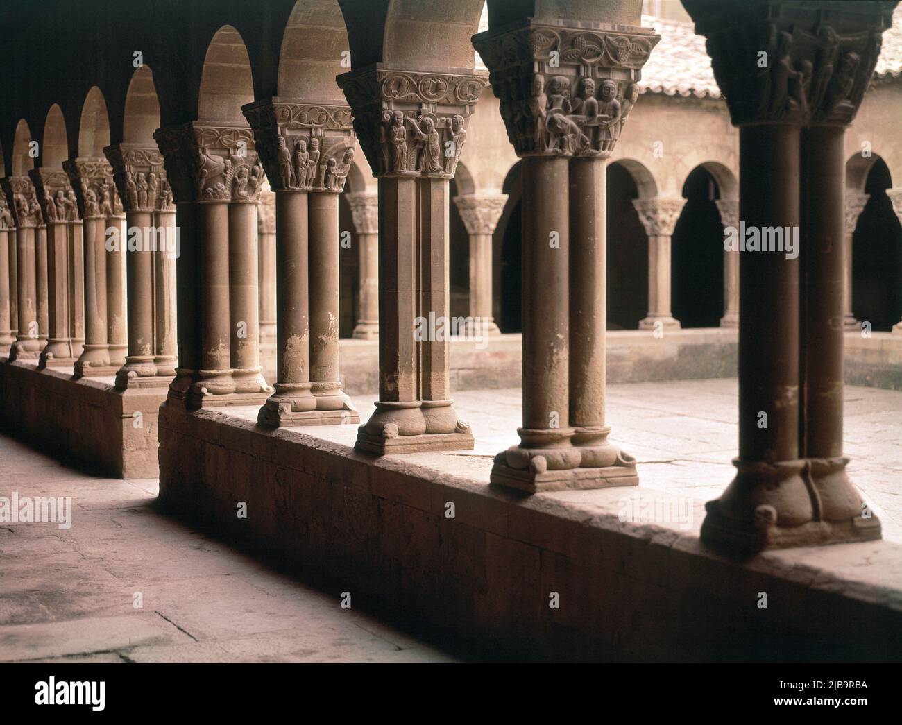 CLAUSTRO ROMANICO DEL MONASTERIO DE SAN PEDRO EL VIEJO - SIGLO XII ...