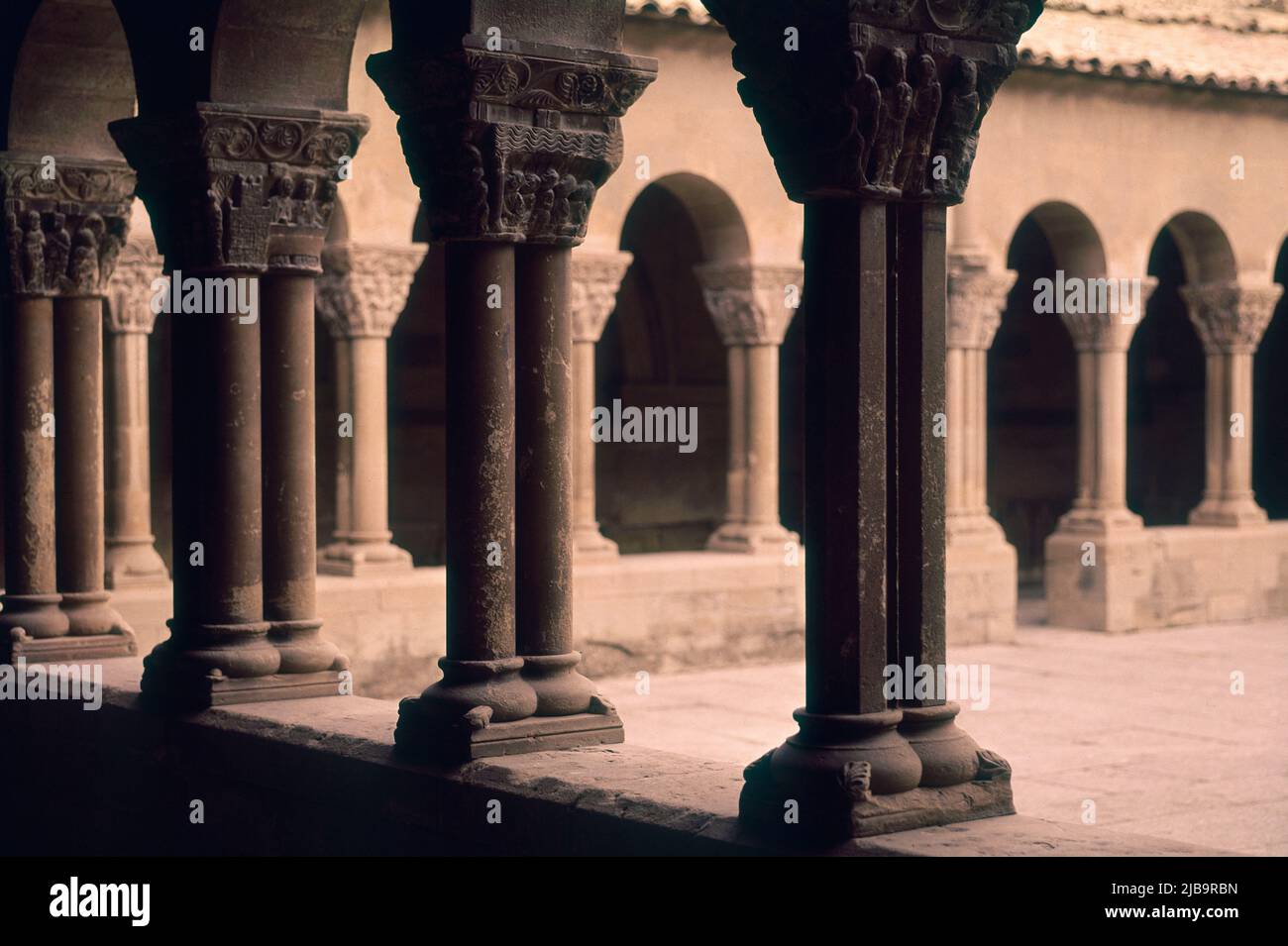 CLAUSTRO ROMANICO DEL MONASTERIO DE SAN PEDRO EL VIEJO - SIGLO XII ...