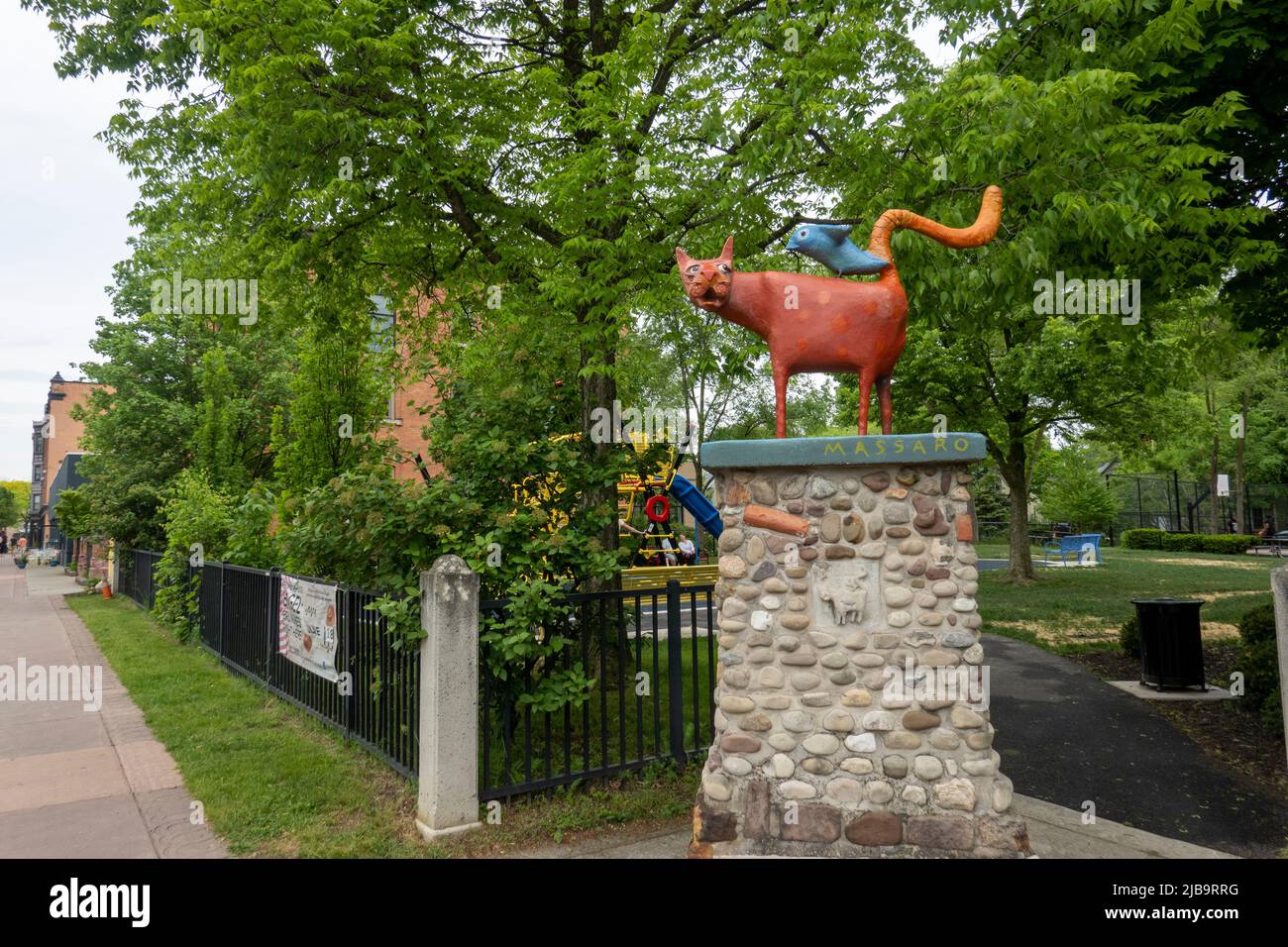 Sculpture cat fish animals hi-res stock photography and images - Alamy