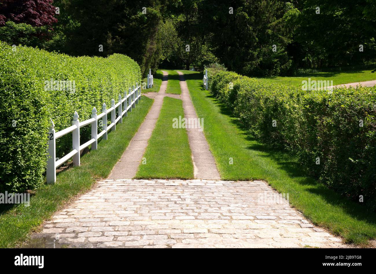 Long driveway hi-res stock photography and images - Alamy