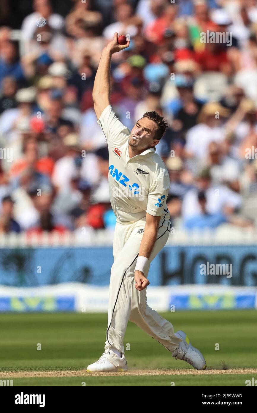 Tim Southee of New Zealand delivering a ball Stock Photo - Alamy