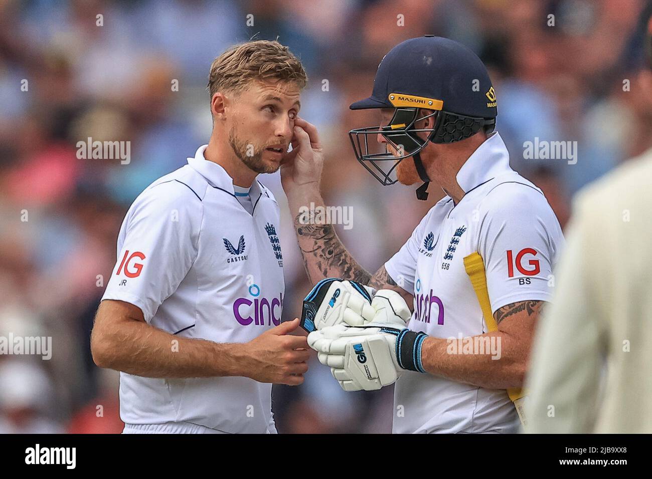Ben Stokes of England clears Joe Root of England’s eye Stock Photo - Alamy