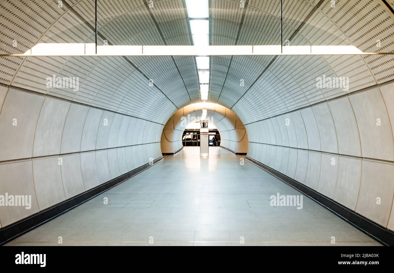 Undergound platform london hi-res stock photography and images - Alamy