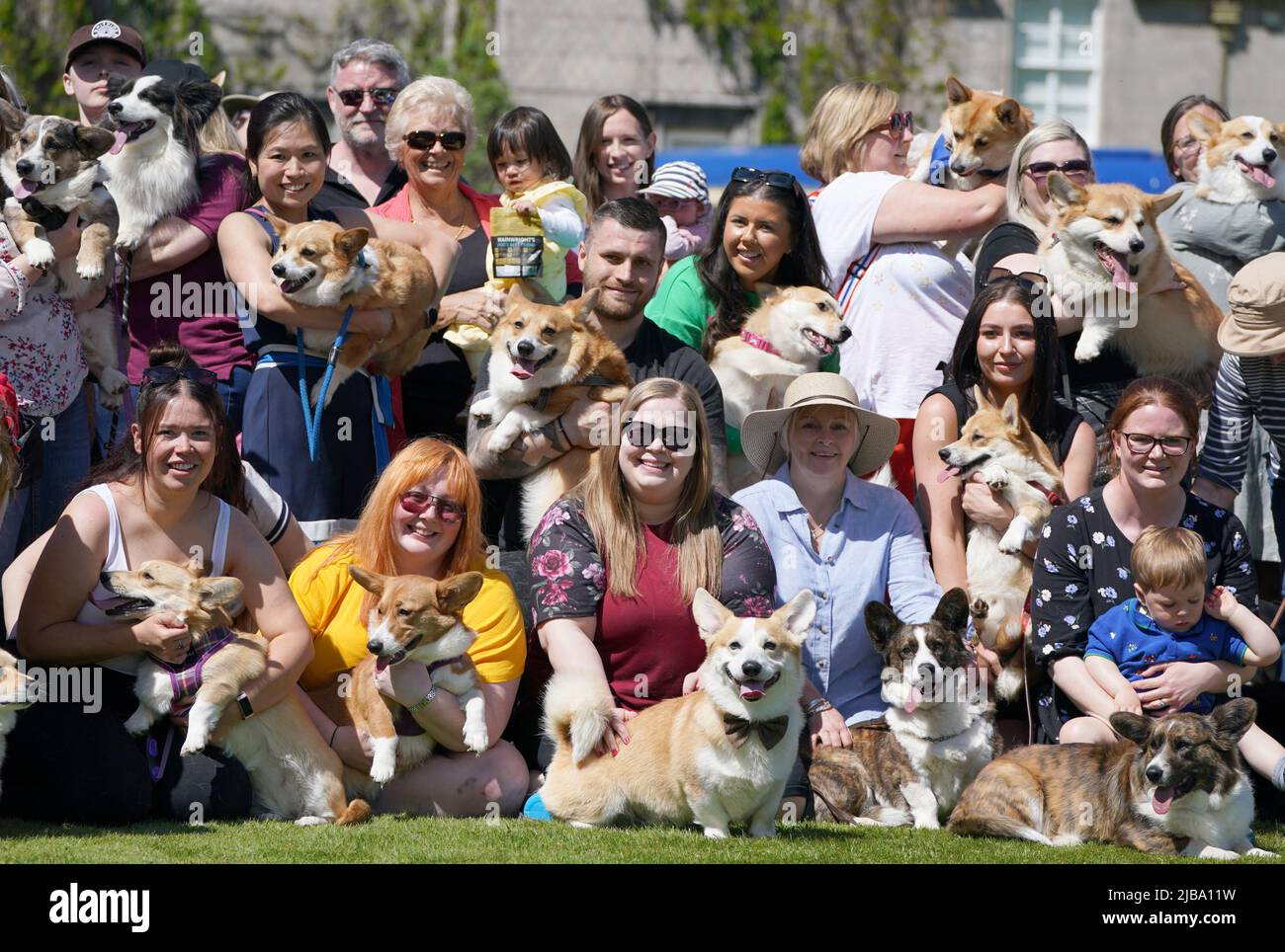 Family posed picture hi-res stock photography and images - Alamy