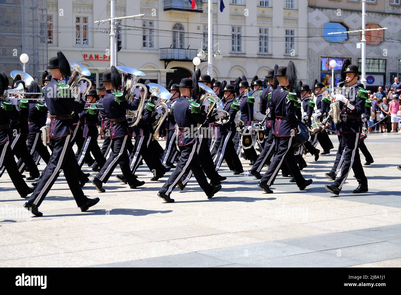 Members of the Norwegian Royal Guard together with the Croatian Army ...