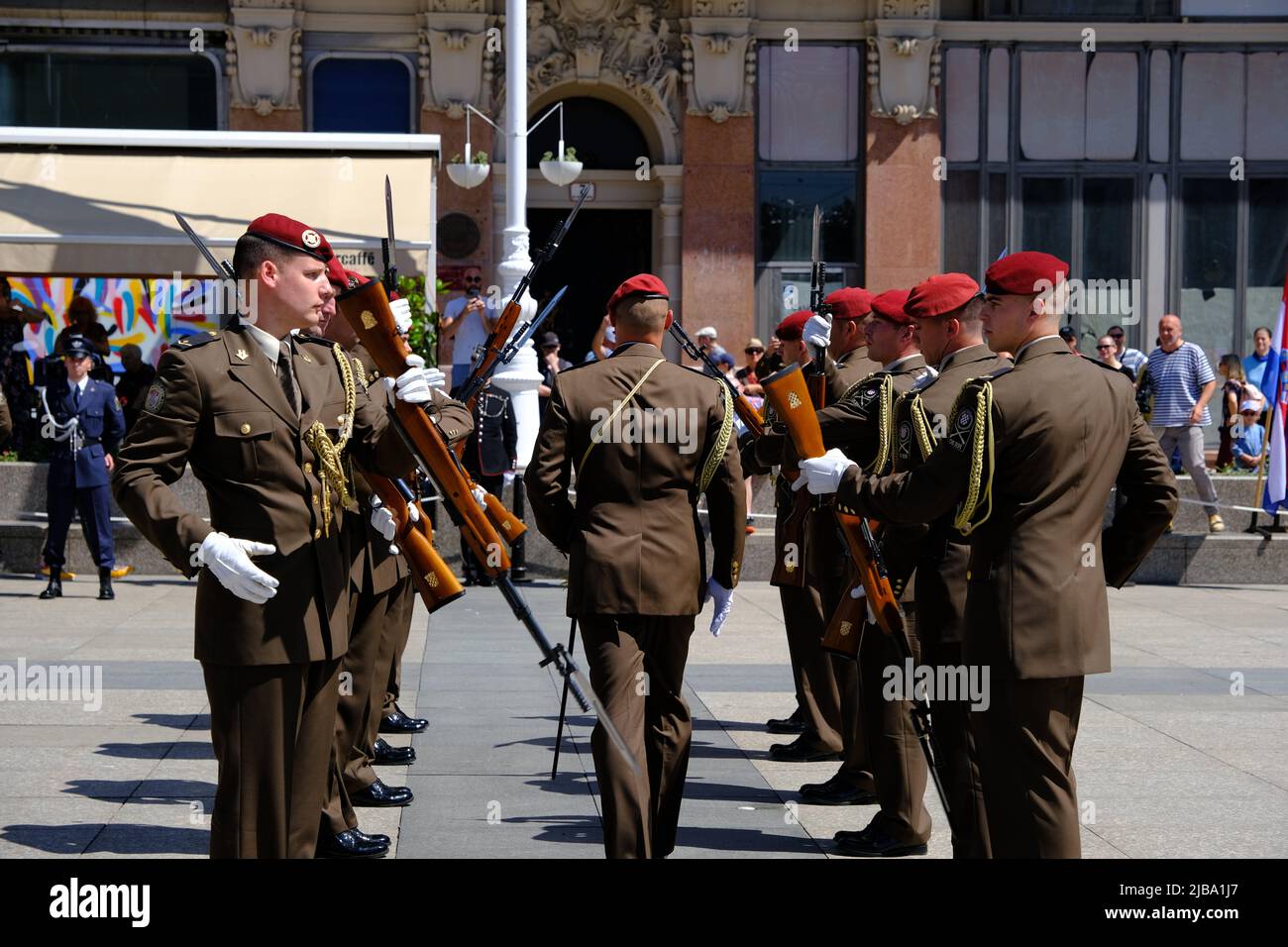Members of the Norwegian Royal Guard together with the Croatian Army ...