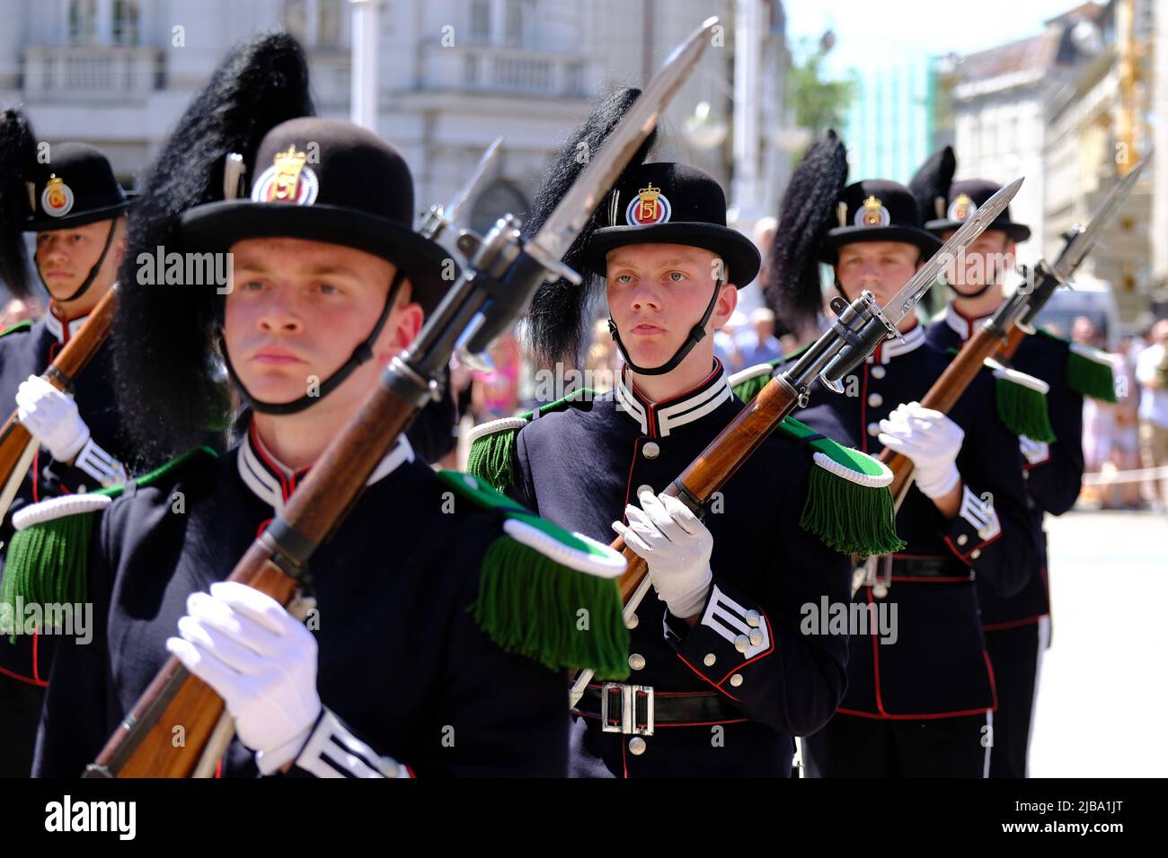Members of the Norwegian Royal Guard together with the Croatian Army ...
