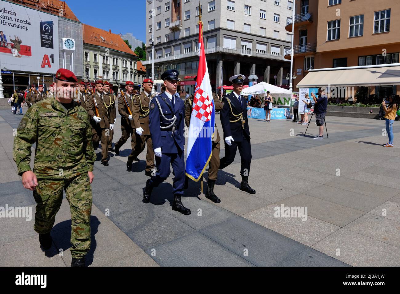 Members of the Norwegian Royal Guard together with the Croatian Army ...