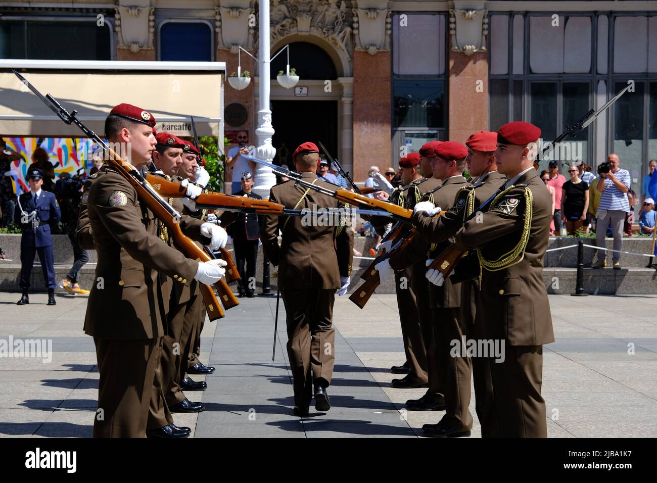 Members of the Norwegian Royal Guard together with the Croatian Army ...