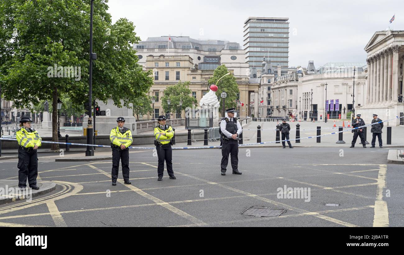 Police deal with a suspicious package in Trafalgar Square and cordon ...