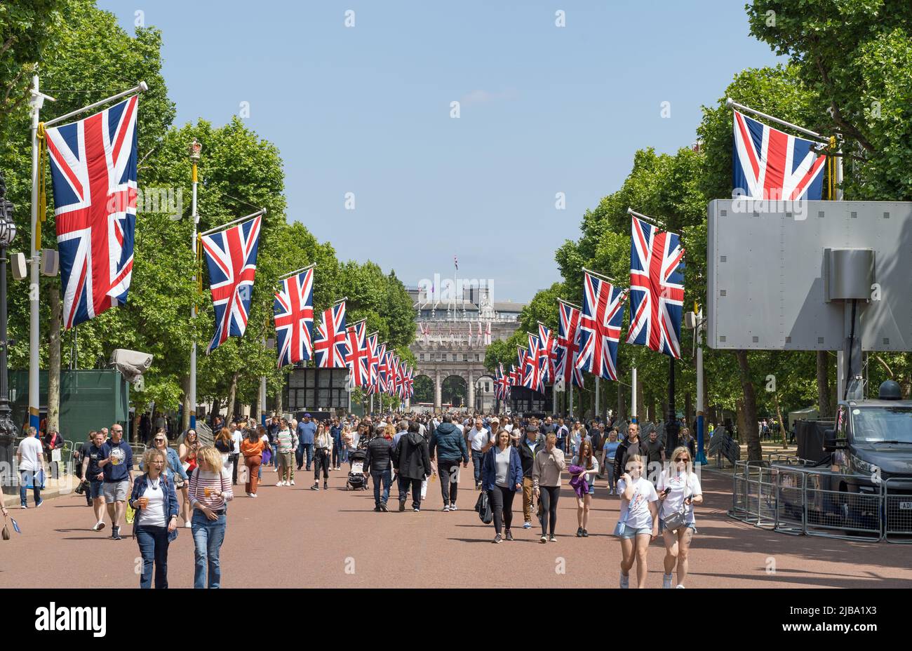 Queen platinum jubilee union jack flags hi-res stock photography and ...