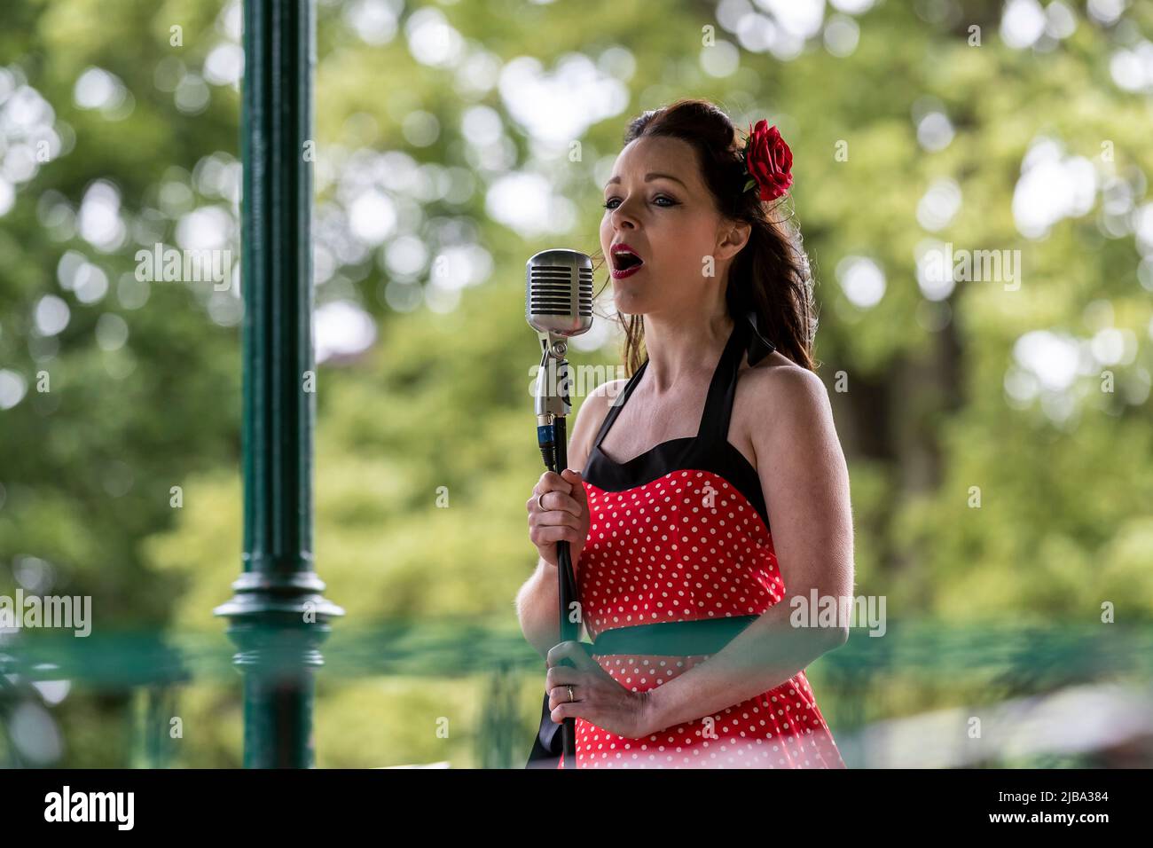 Northampton, UK 4th June 2022. The Starlight sisters sing at the ...