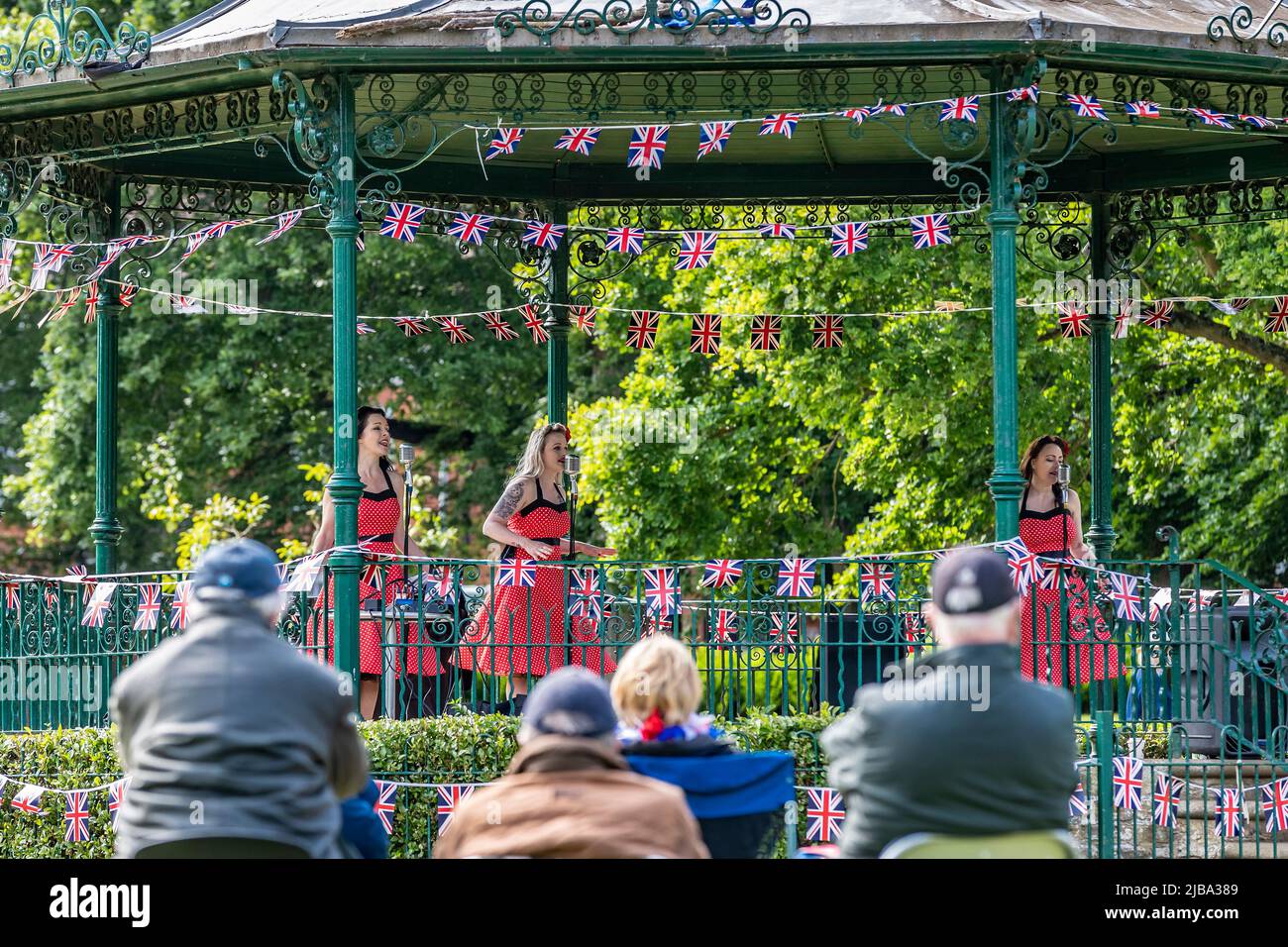 Northampton, UK 4th June 2022. The Starlight sisters sing at the ...