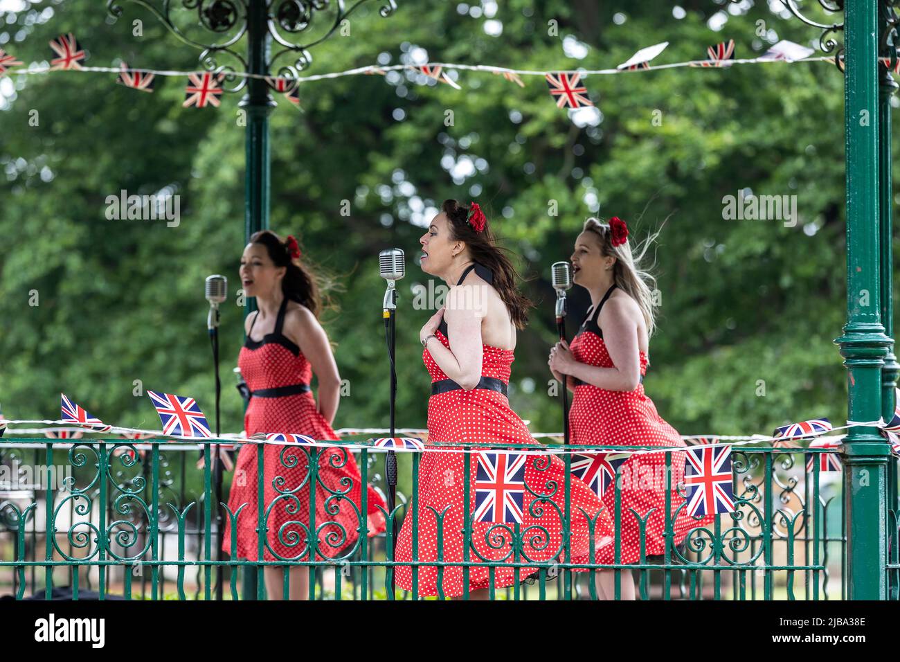 Northampton, UK 4th June 2022. The Starlight sisters sing at the ...