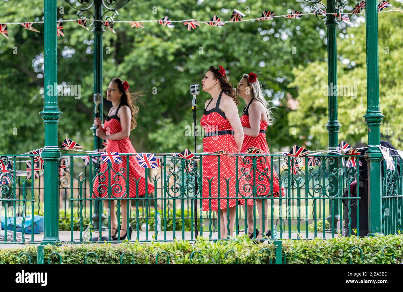 Northampton, UK 4th June 2022. The Starlight sisters sing at the ...
