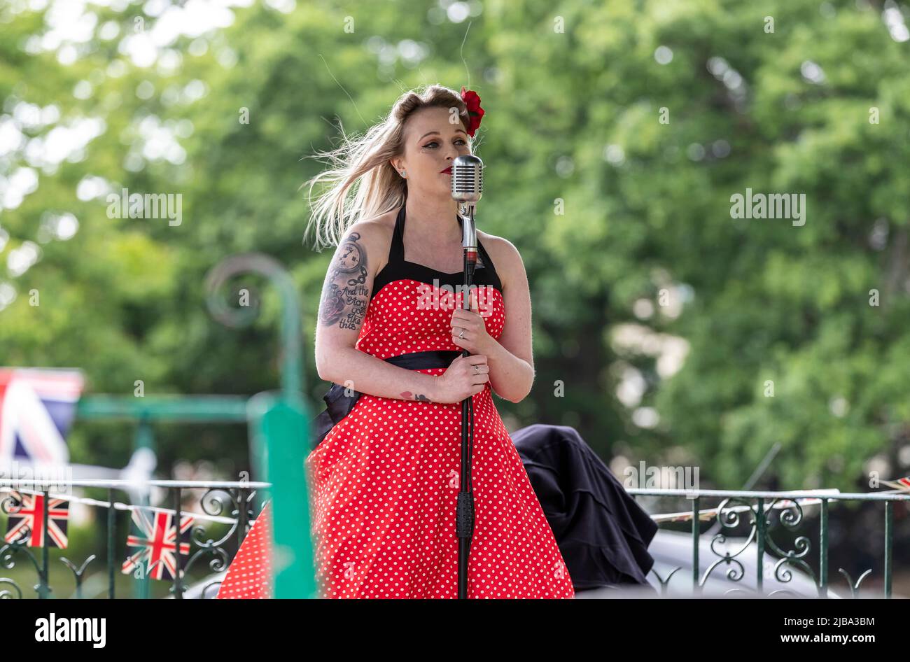 Northampton, UK 4th June 2022. The Starlight sisters sing at the ...