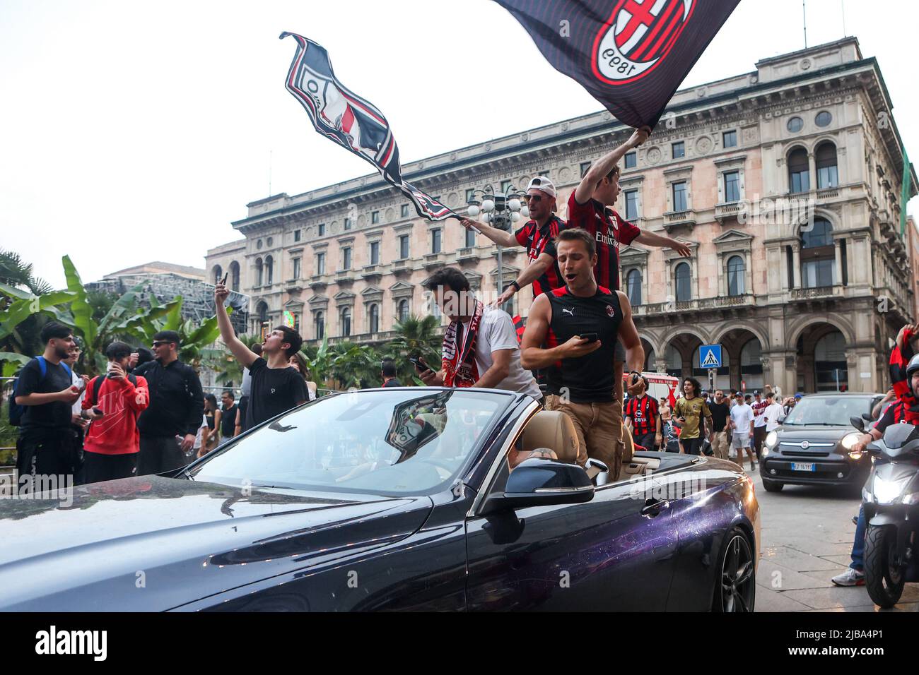Milan fans celebrate in Piazza Duomo after winning Serie A and the ...