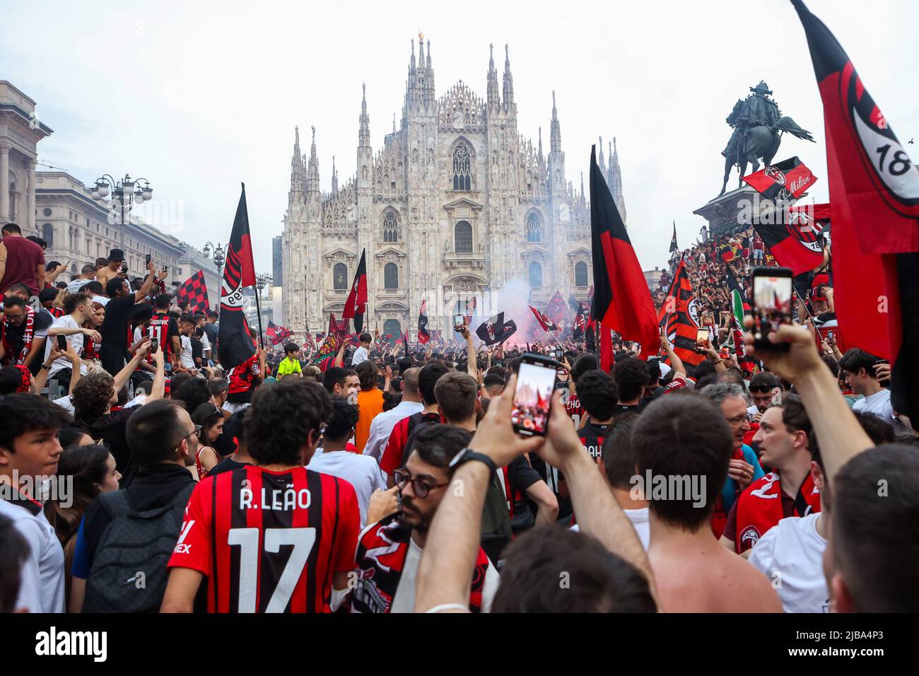 Milan fans celebrate in Piazza Duomo after winning Serie A and the ...